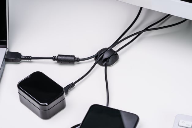 Kabel am Tisch » Tipps für die richtige Ordnung!